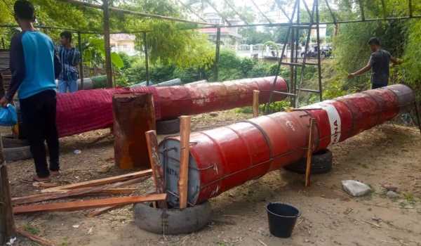 Sebuah Tradisi yang Membingungkan: Meledakkan Meriam Karbit di Tengah ...