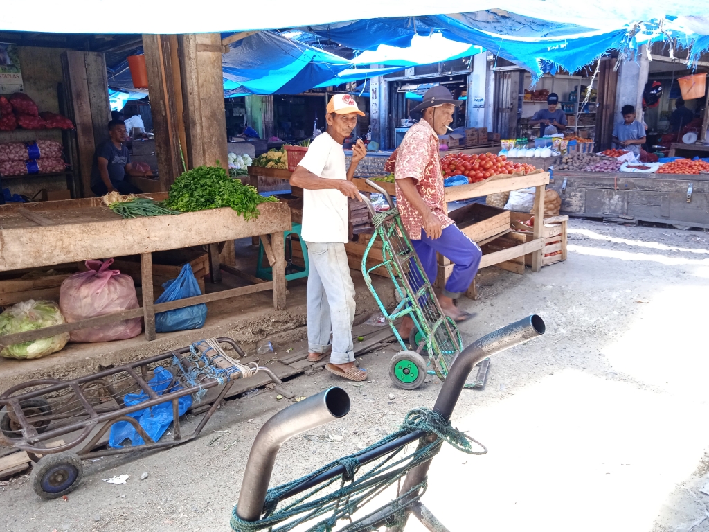 Buruh Angkut di Pasar Kramat Dalam dan Bansos Baitul Mal Pidie